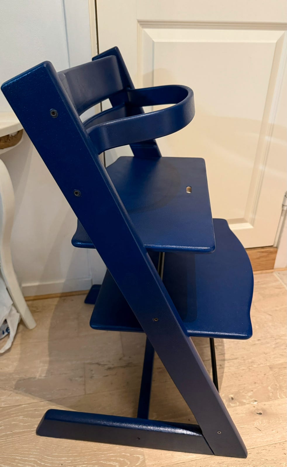 Tripp trapp stol med bøyle i farge mørk blå | FINN-torget