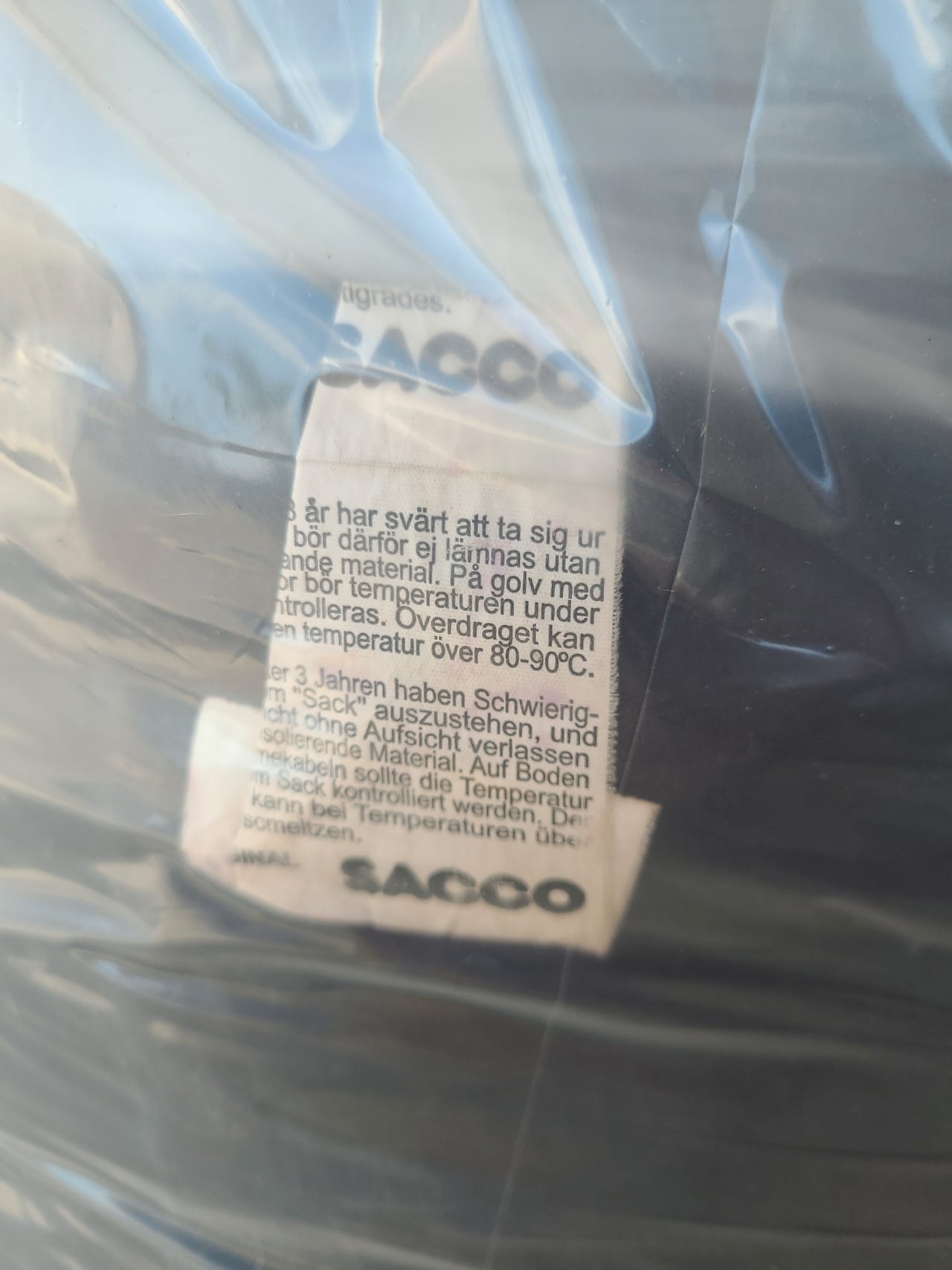 Svart sacoo sekk gies bort. Har hull i en søm så den må repareres ...