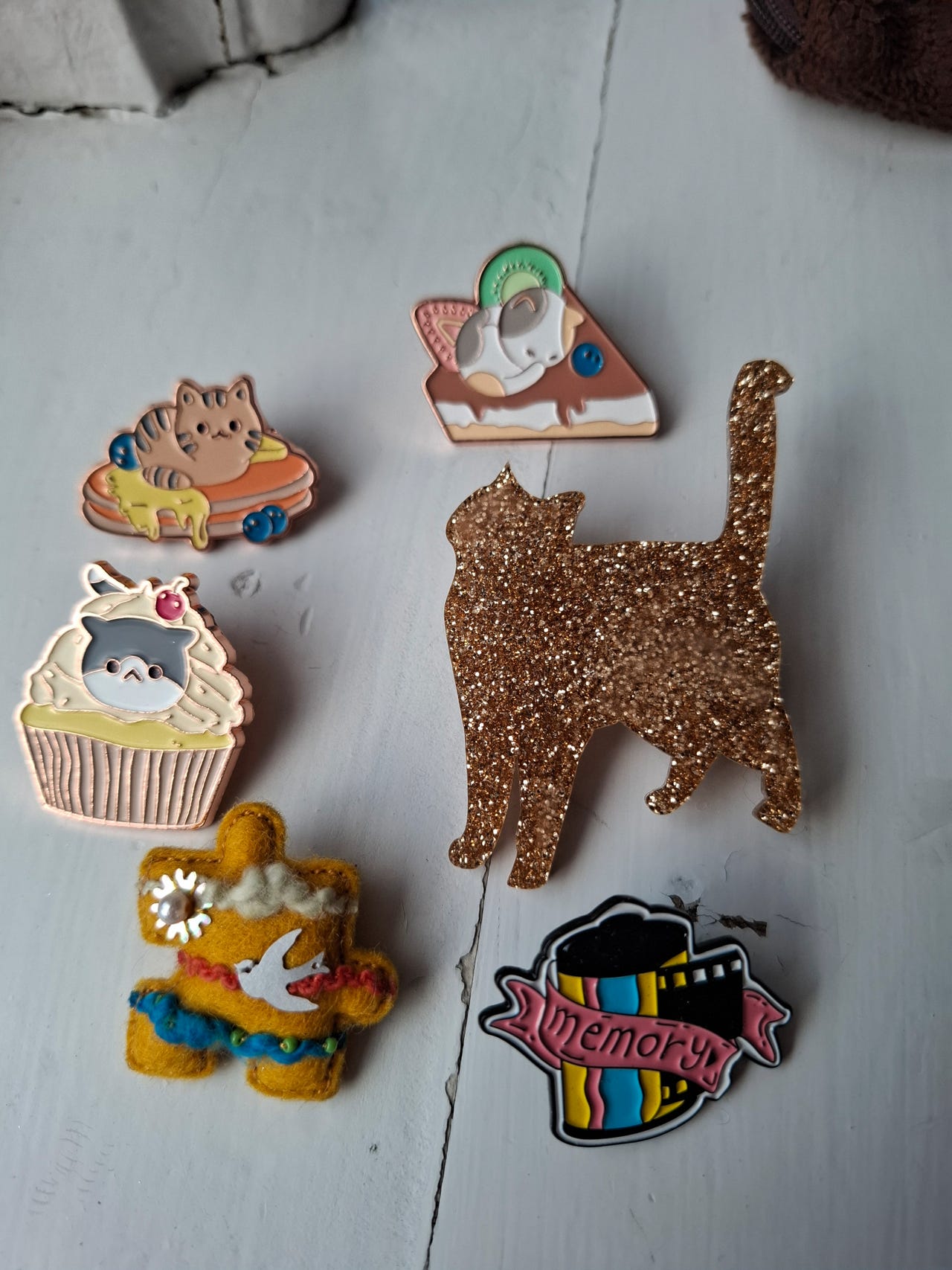 6 kjempefine Pins / Brosjer selges samlet - Katter, kaker, glitter og ...