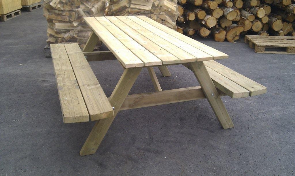 Bord og benker i kraftig materiale, utemøbler. | FINN-torget