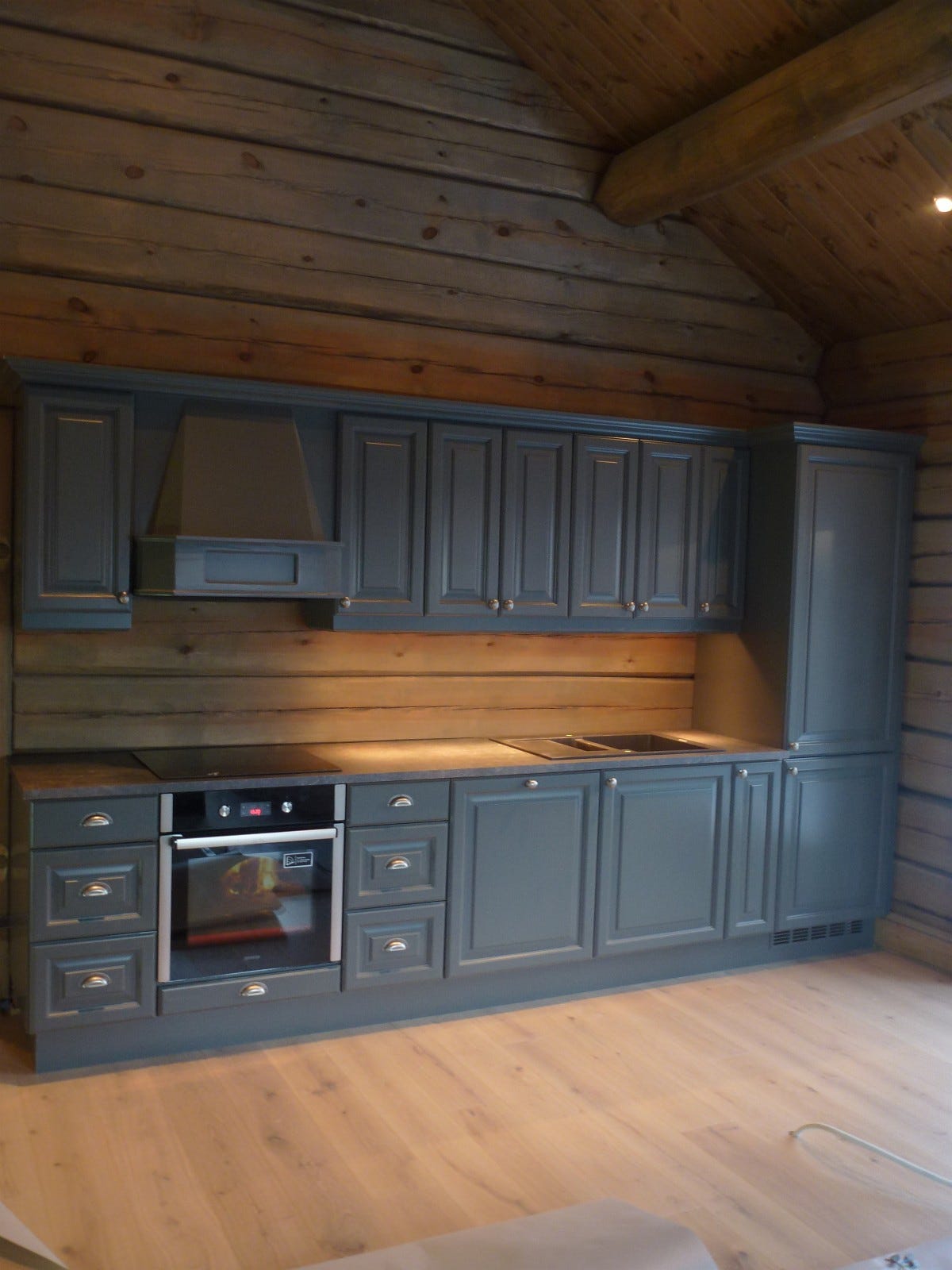 Heltre hyttekjøkken malt sort pepper unikt og skreddersydd fra ...