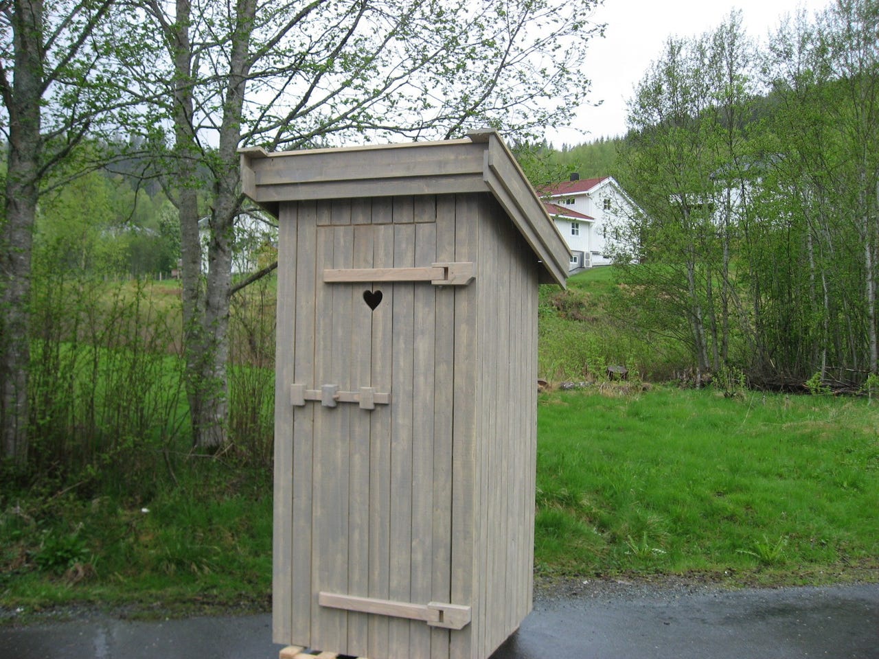 Utedo, nostalgi på hyttetunet | FINN.no