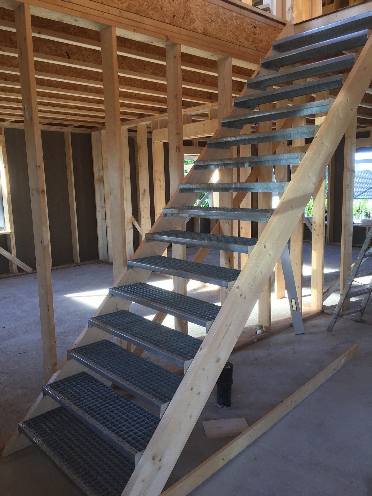 Galvaniserte trappetrinn med barnesikringslist, repo ståltrinn stål ...