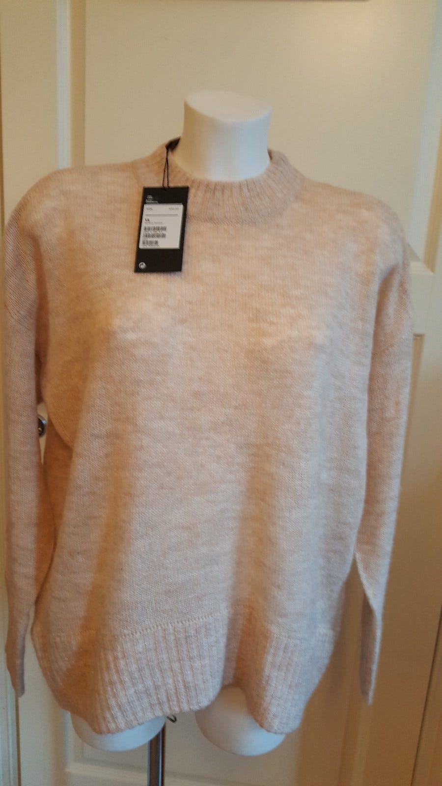 10% Alpaka 9% ULL. WEEKDAY. Beige / Tåkerosa. Melert halvpolo genser ...