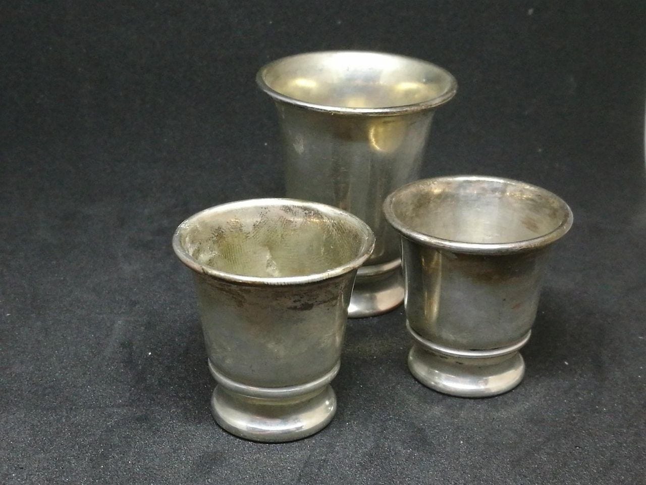 Sølvplett? 3 små shot glass? Pokaler? Høyde 5 cm + 2* 3 cm | FINN torget