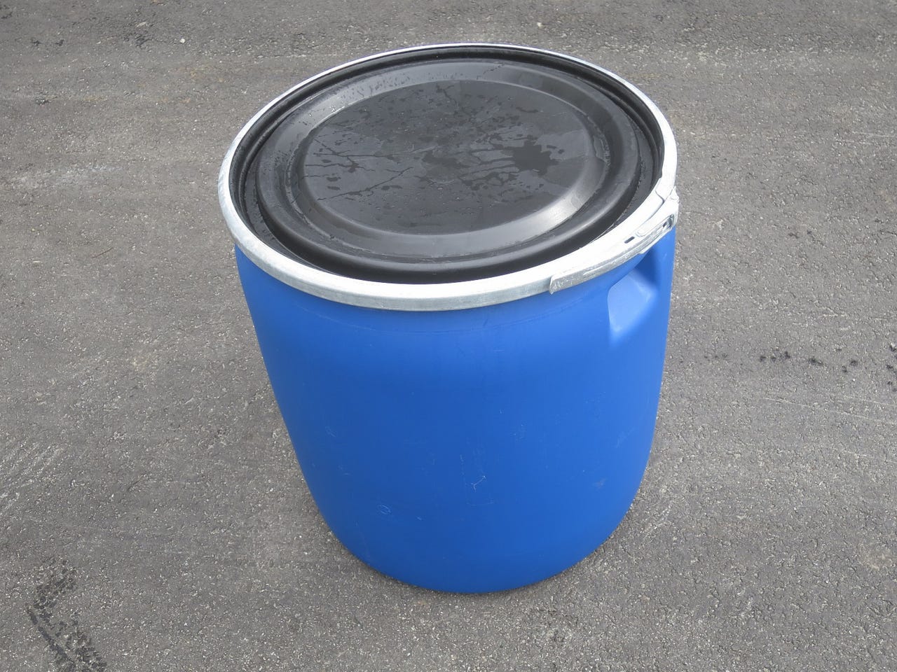 Plastfat 130 liter m/lokk og låsering | FINN-torget