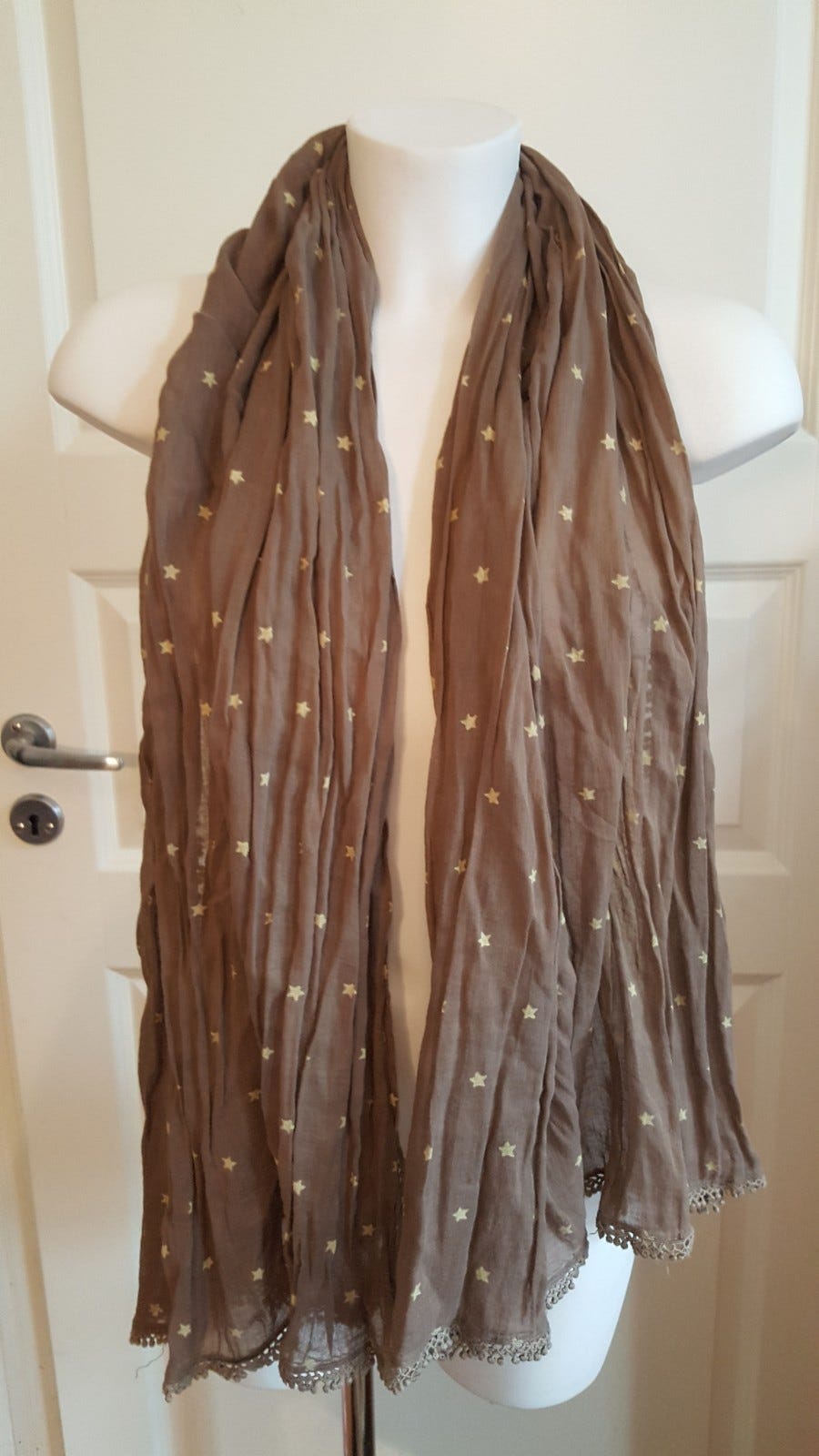 Fint skjerf med stjerner. Khaki grønt. ANDREA. | FINN torget