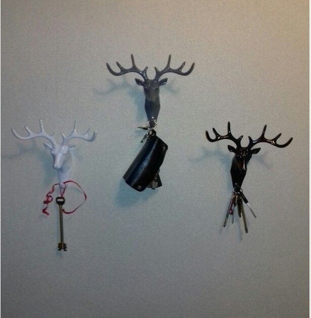 JUL. Små Kule knagger av plast. Til nøkkel osv. 1 Sort og 1 Hvit igjen ...