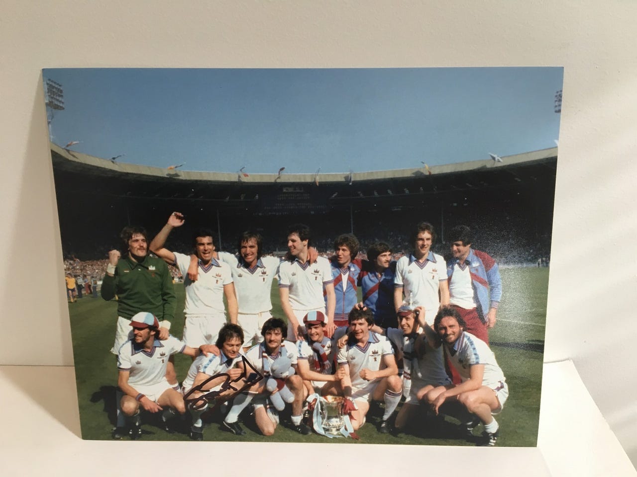 West Ham United - Stuart Pearson signert 25x20 cm fotografi med COA ...