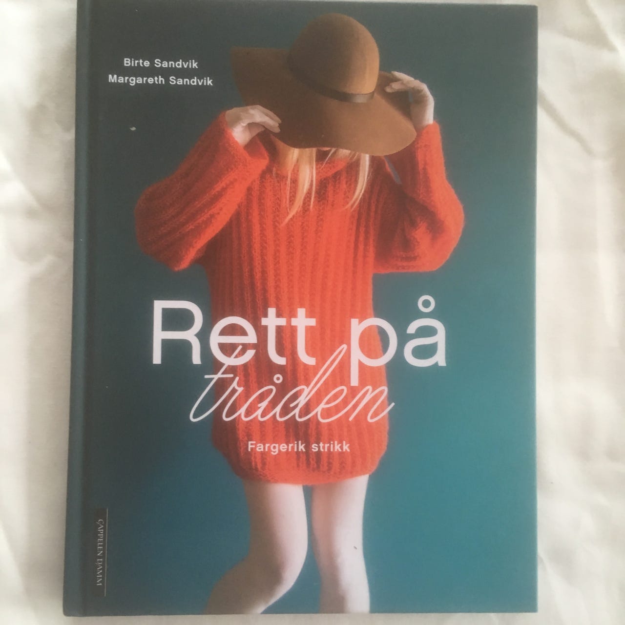 BokFrank: Birte Sandvik og Margareth Sandvik; Rett på tråden (2015) | FINN-torget