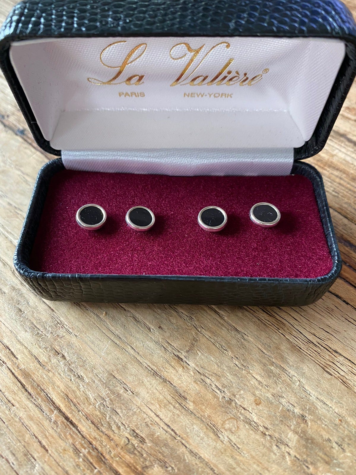 La Valiere Mansjett knapper perle/sort er sett 4 stk. | FINN-torget