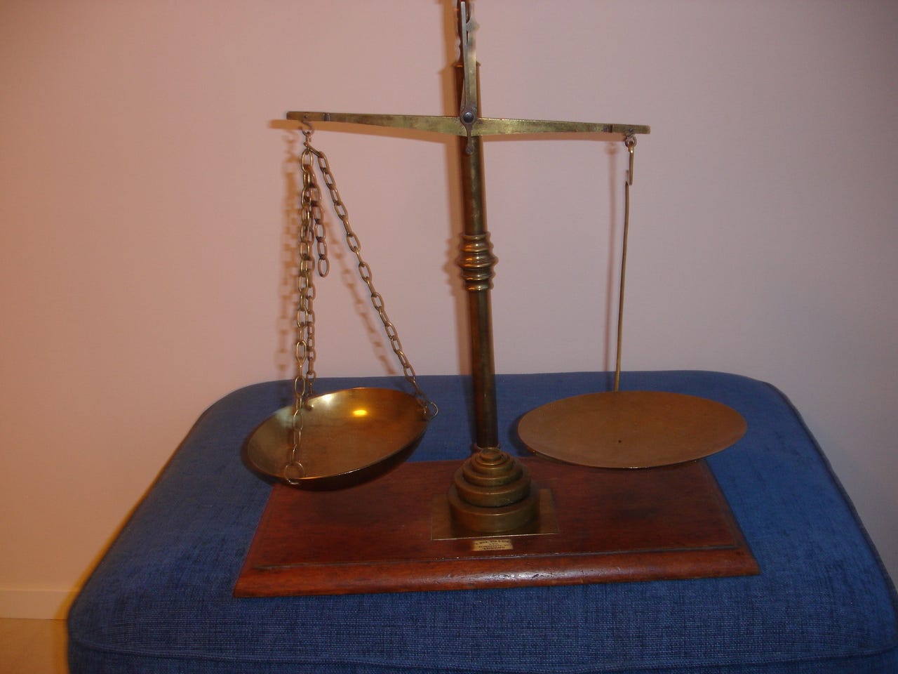 Antikk vekt i mahogny og messing 950,- | FINN-torget