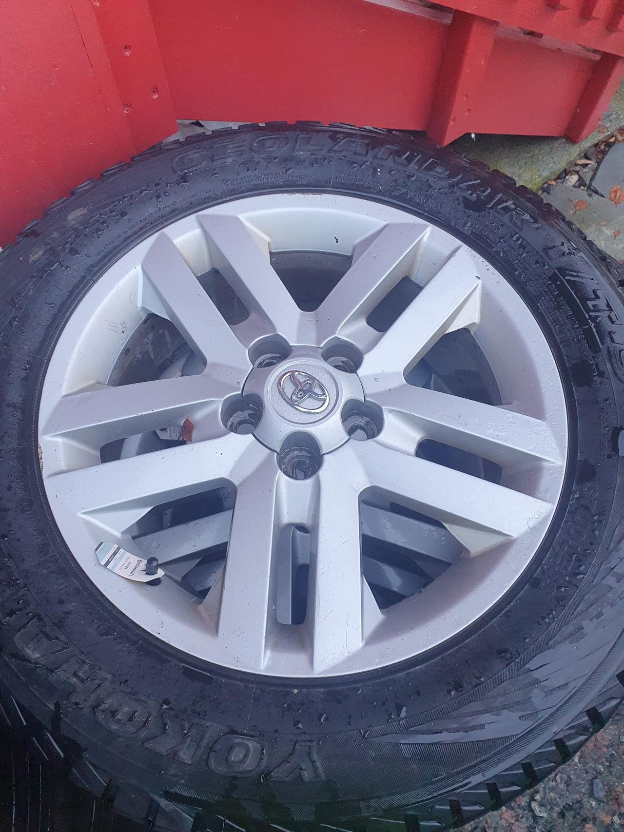 Original TOYOTA RAV4 felger med god vinterdekk Yokohama 225/65/17R ...