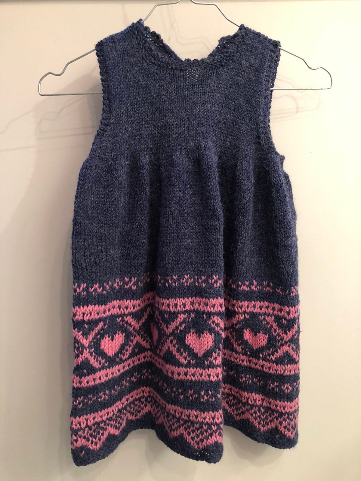 Hjemmestrikket hjertekjole | FINN-torget