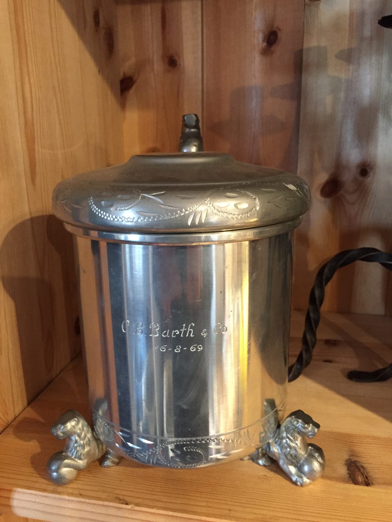 Tinn krus med løve motiv (nedsatt ) | FINN-torget