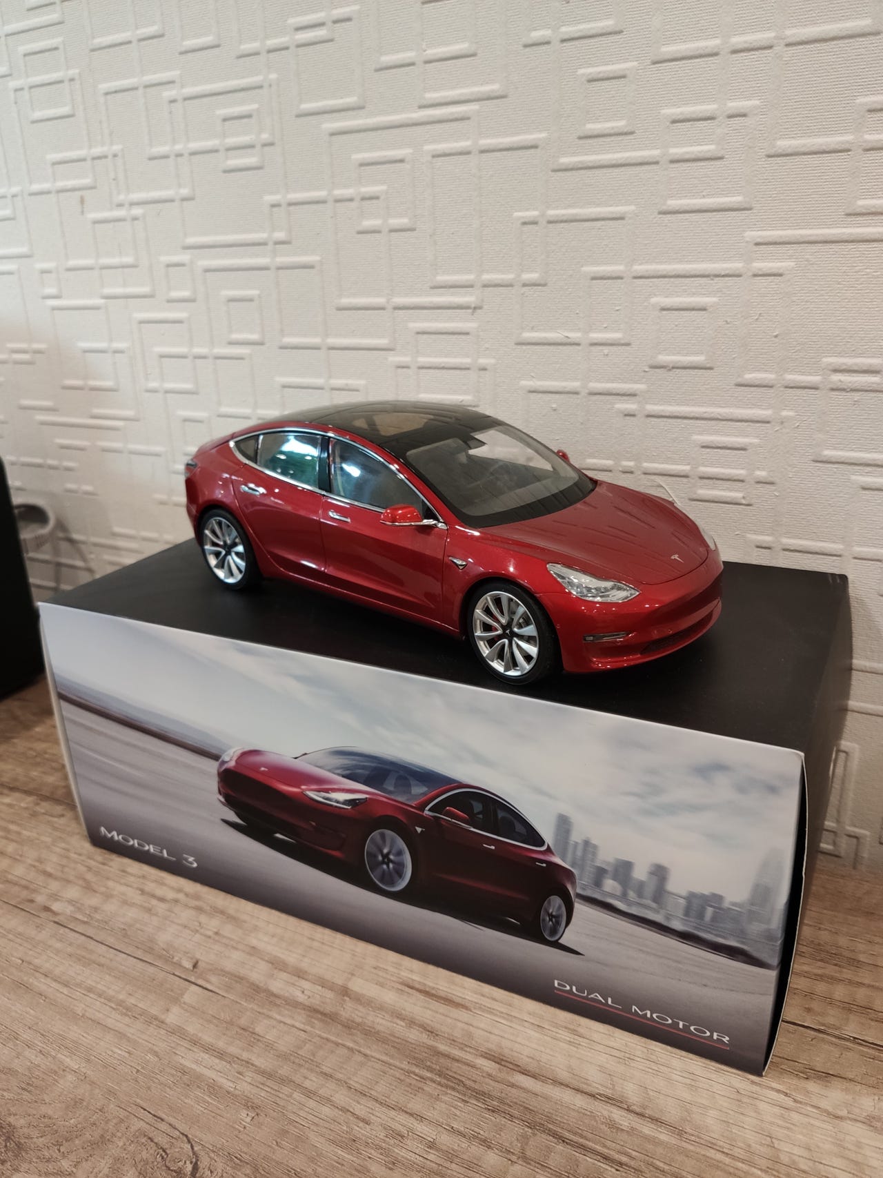 Tesla Model 3 Diecast i 1/18 scale - Sjelden?! | FINN torget