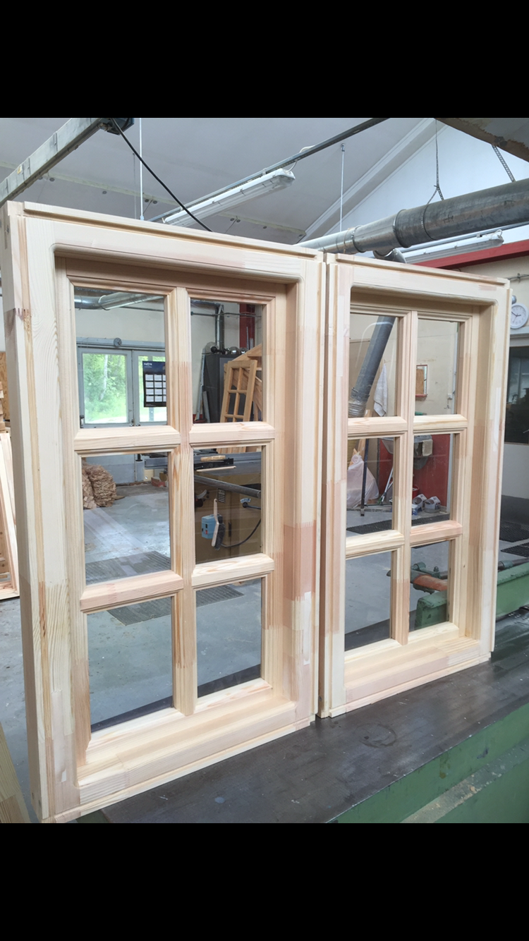 Vinduer av gammel type med gjennomgåinde sprosser og enkelt glass ...