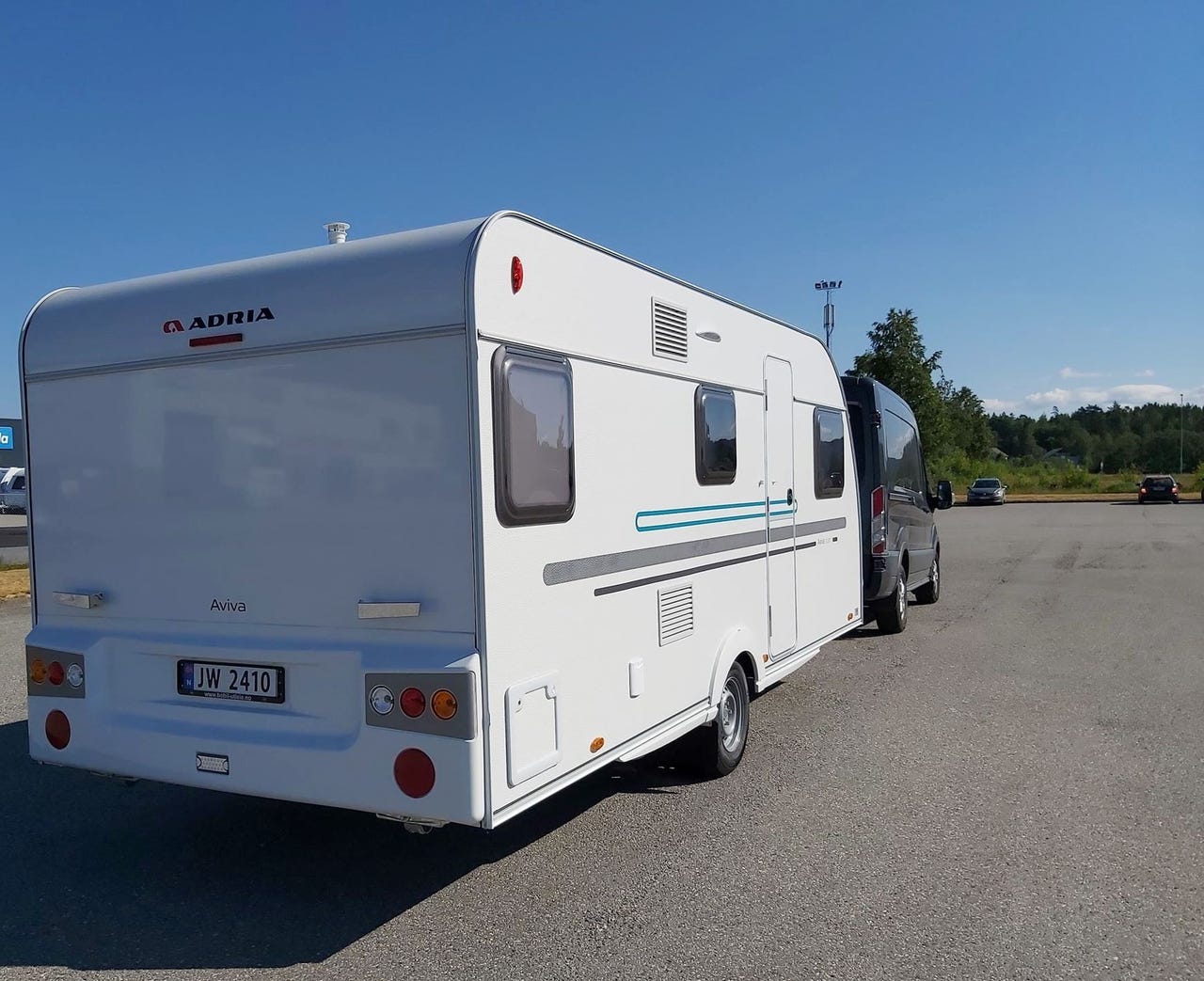 Campingvogn leies ut: Adria Aviva 522PT (1300kg) - 2021 - Soveplasser 7 ...