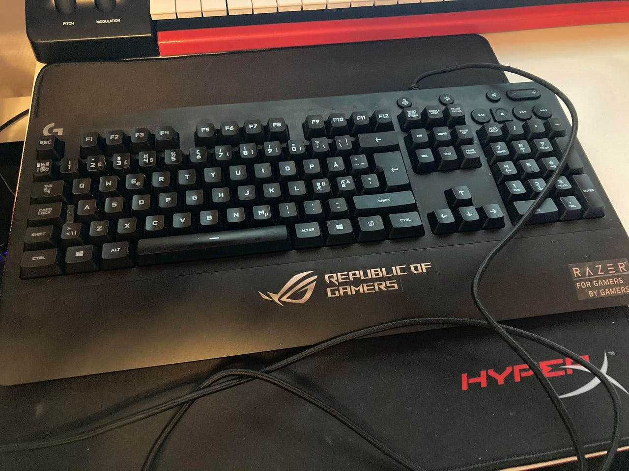 Gaming utstyr - Logitech G213 og et vanlig tastatur til salgs | FINN torget