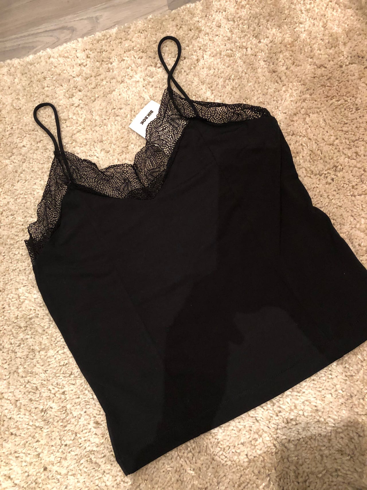 Ubrukt sort topp med blondekant | FINN torget