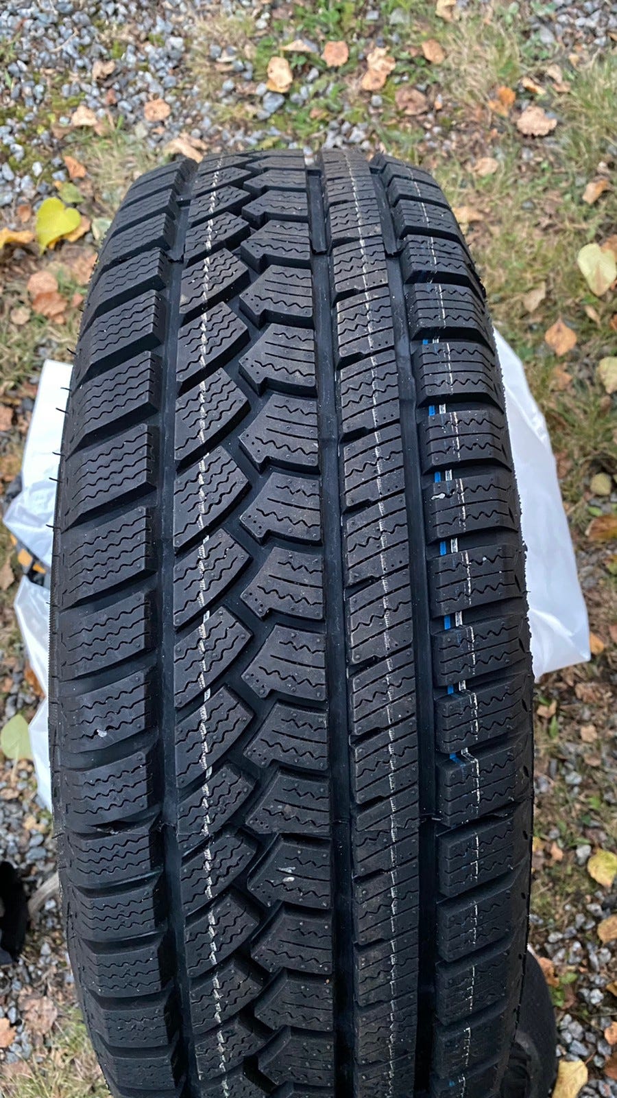 Ovation W586, Piggfritt vinterdekk | FINN torget