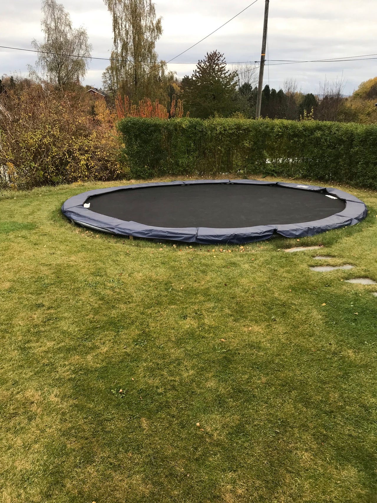 Trampoline stor oval med korte el standard ben | FINN torget