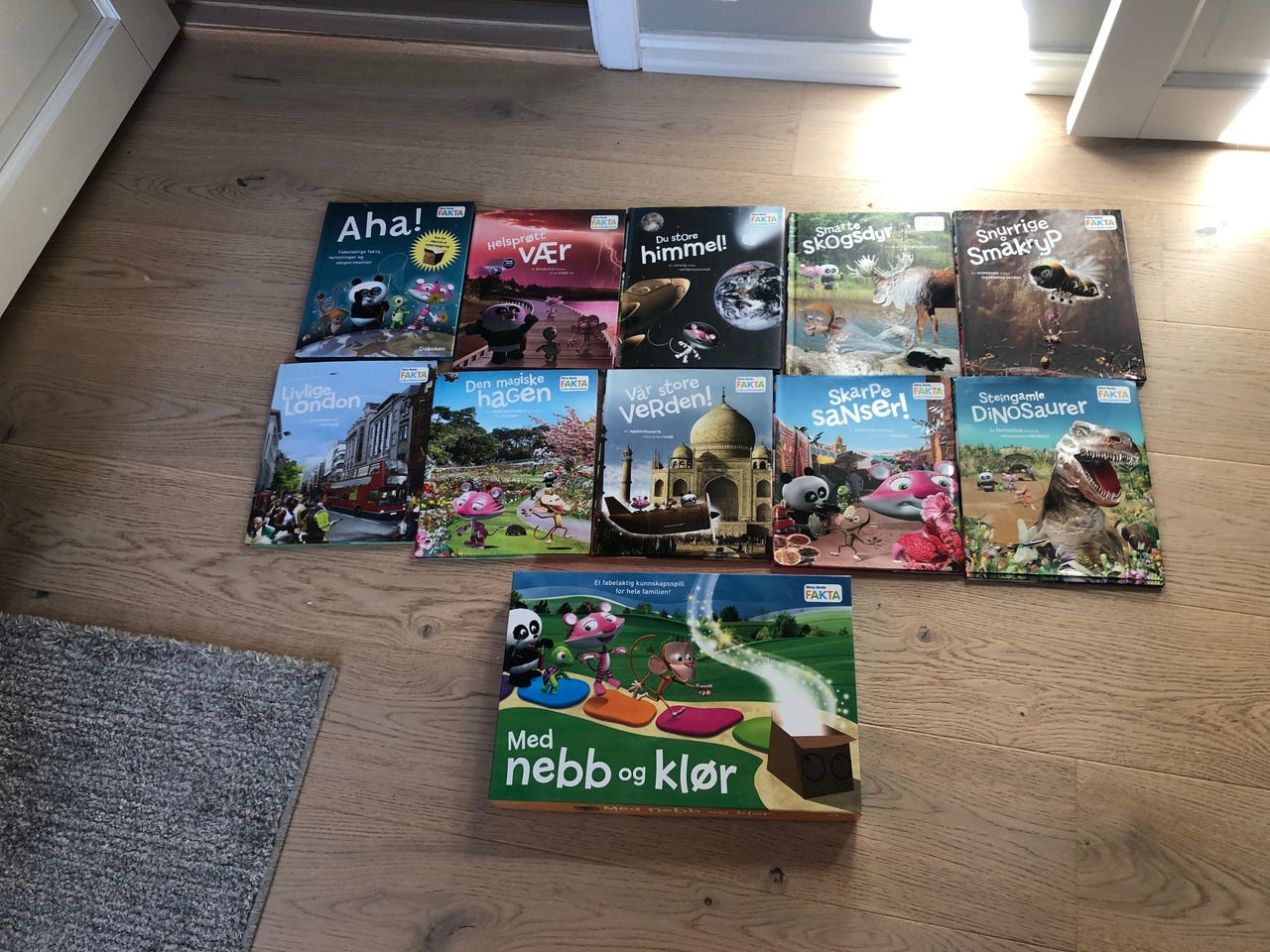 Bøker: «vår store verden» + tilhørende spill - 250 kroner for ALT ...