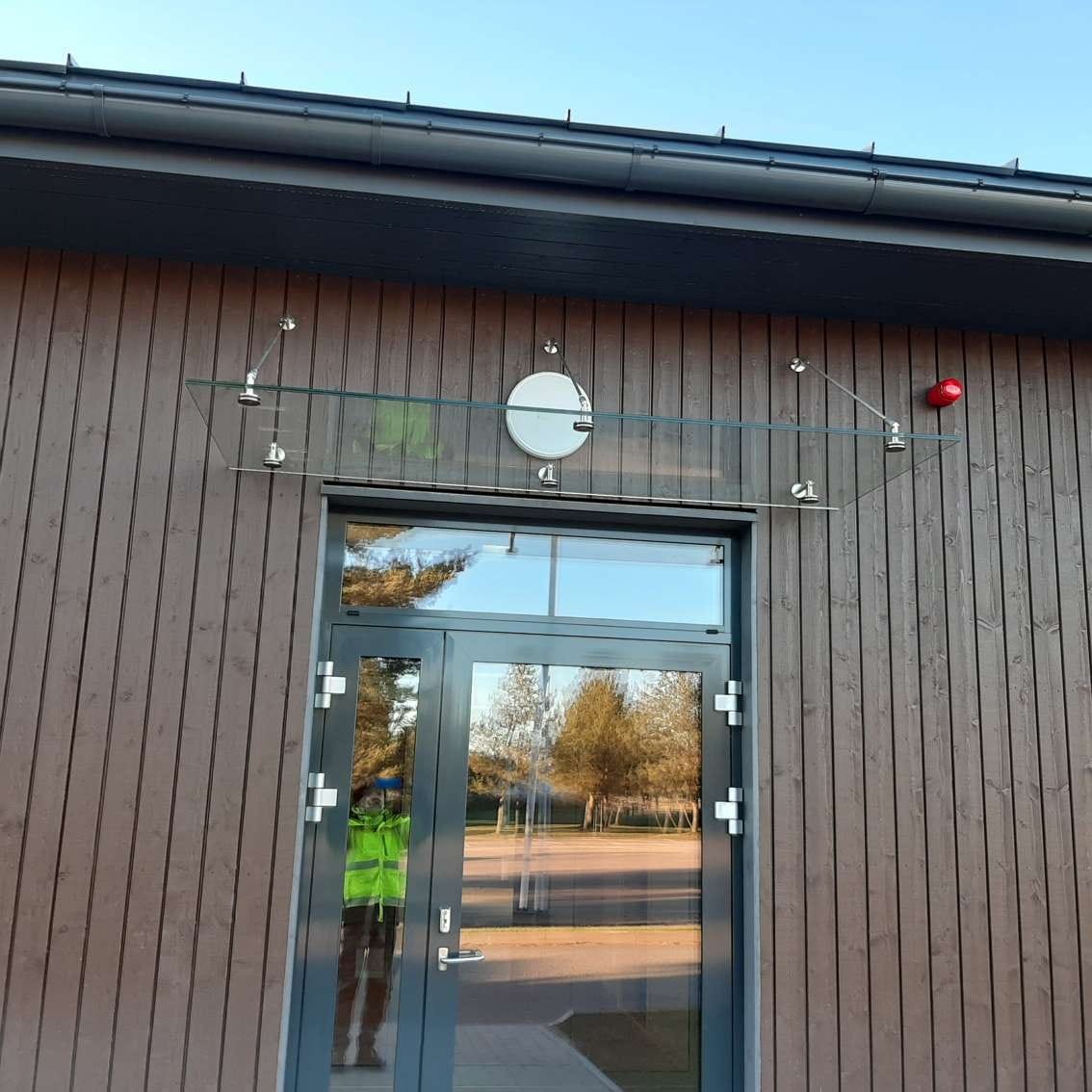 Glasstak over inngangsdør med fester i rustfritt stål | FINN torget