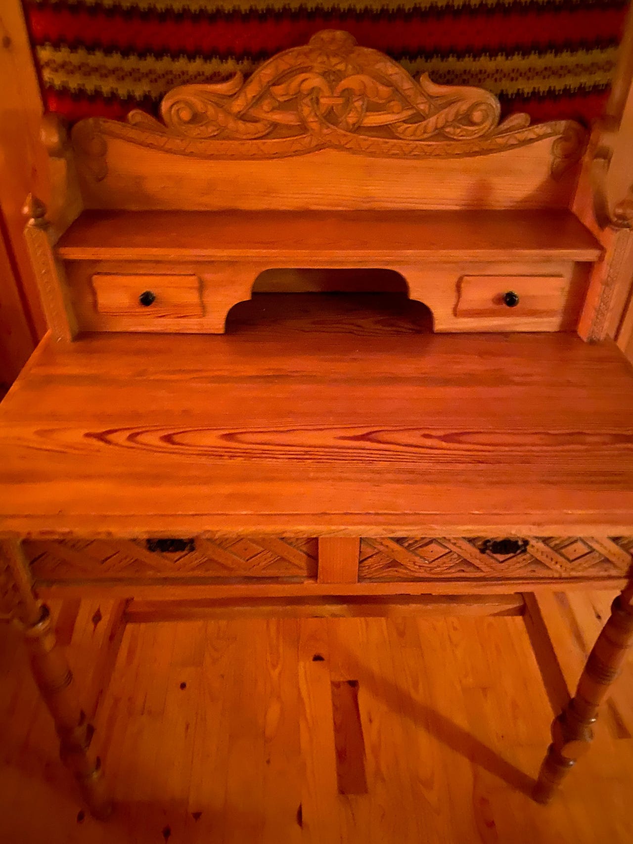 Skrivebord og stol med dragestil i utskjæringene laget i perioden 1891 ...
