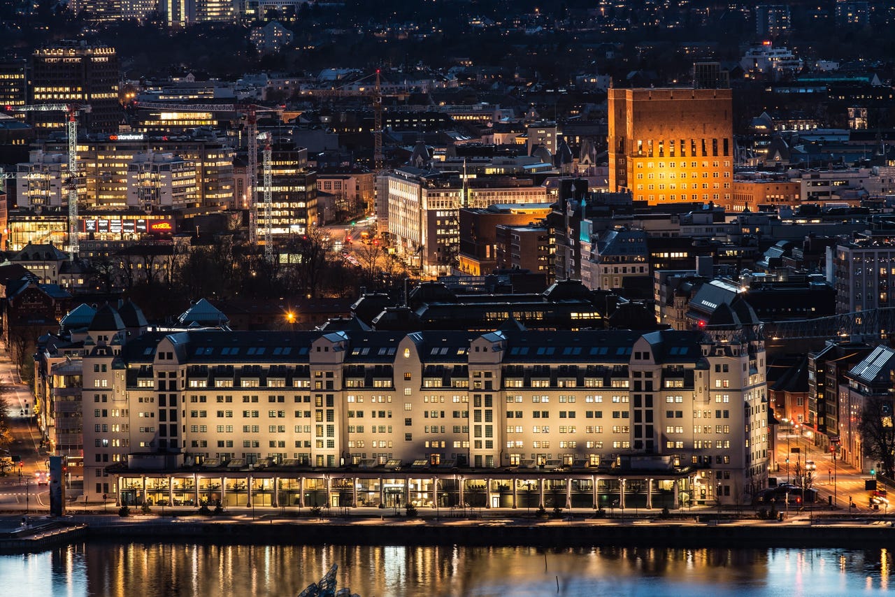 Bilde av Oslo Havnelager og rådhuset om kvelden 50x75cm motiv på ark ...