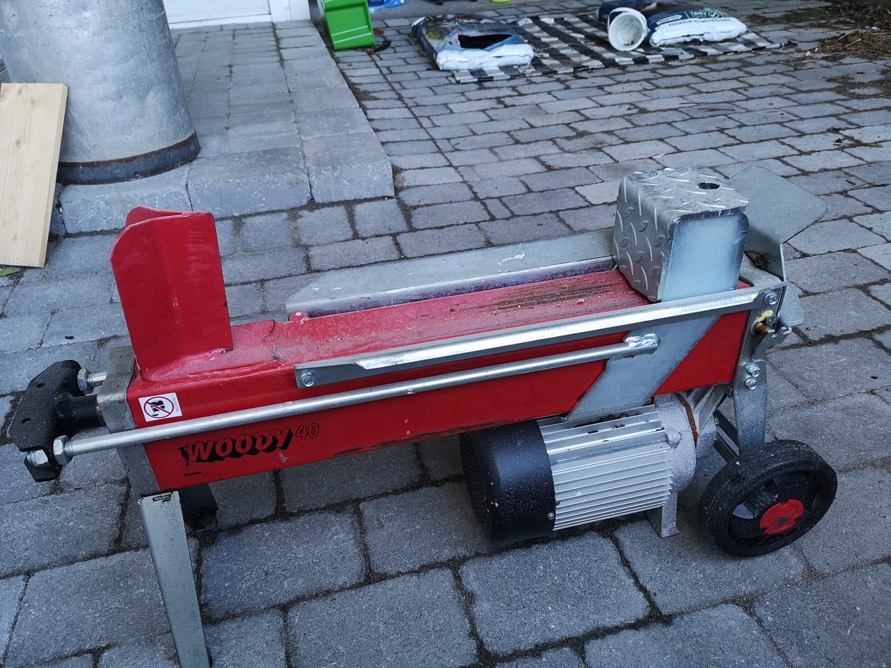 Vedkløyver og stokkholder til leie | FINN torget