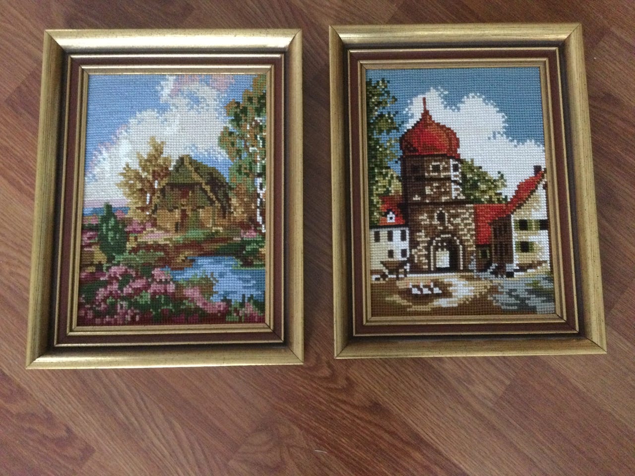 2 stk Broderte Bilder m. Ramme | FINN-torget