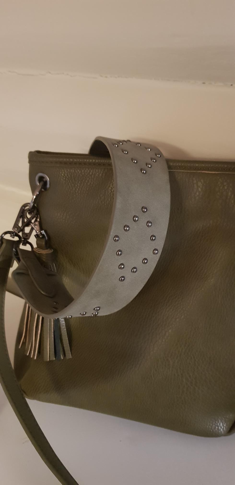 Veske i oliven grønn farge. | FINN-torget