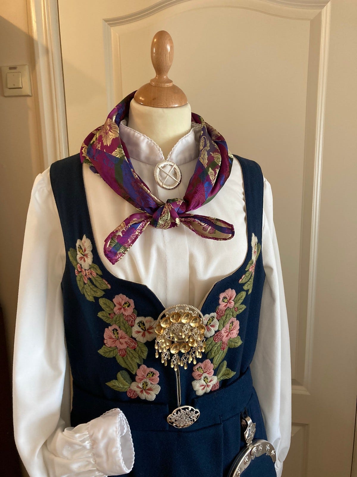 🌸 NY Lierbunad med veske, stoffbelte, skjorte og cape | FINN-torget