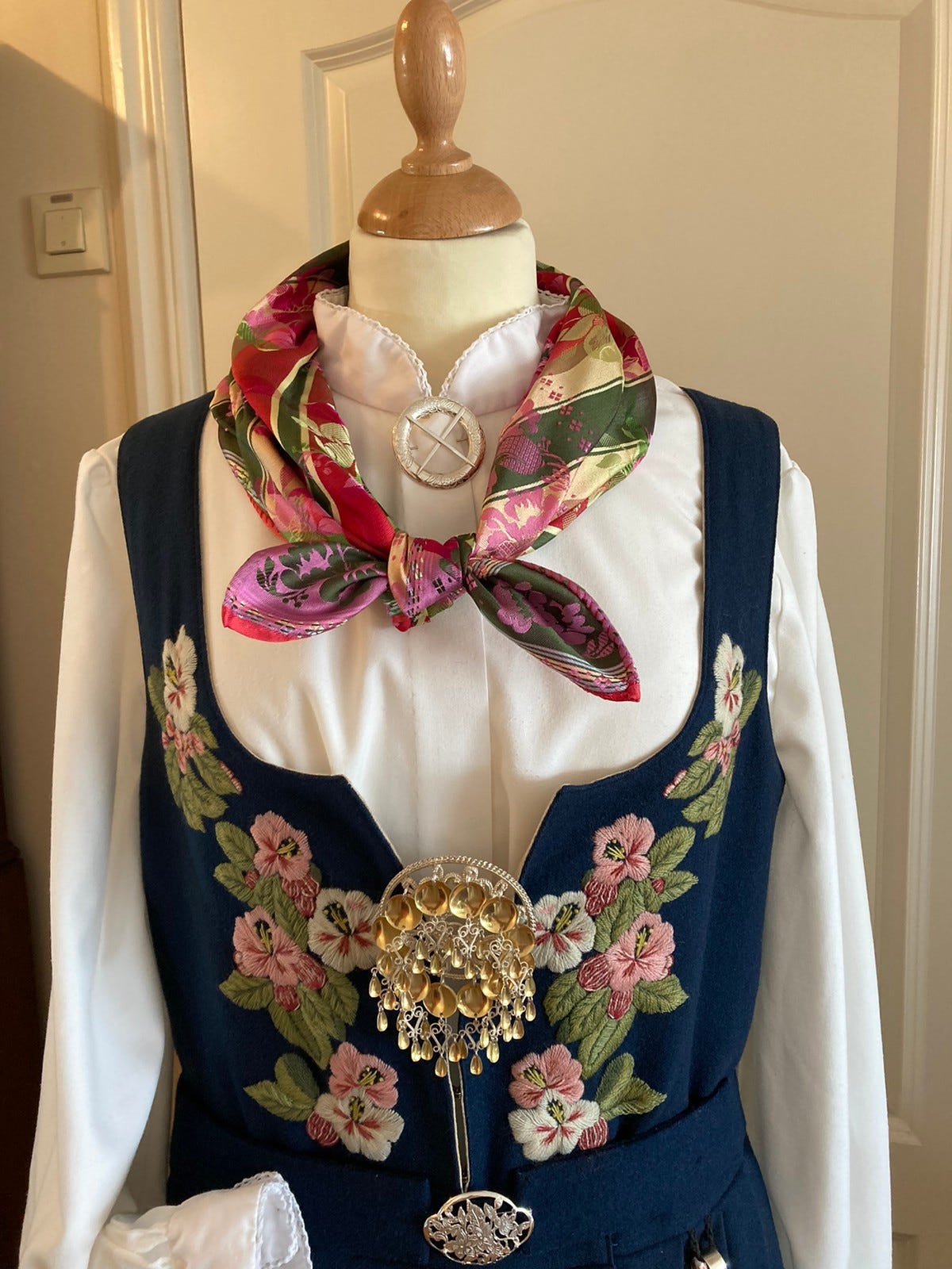 🌸 NY Lierbunad med veske, stoffbelte, skjorte og cape | FINN-torget