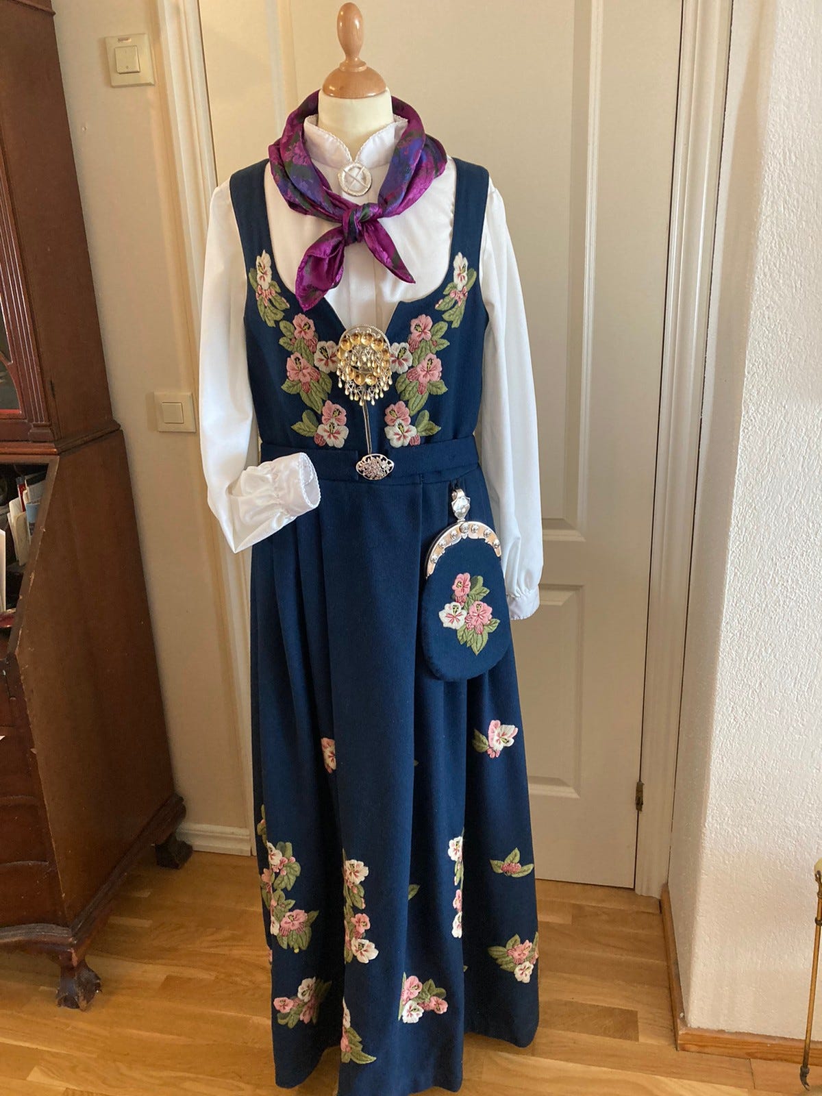 🌸 NY Lierbunad med veske, stoffbelte, skjorte og cape | FINN-torget