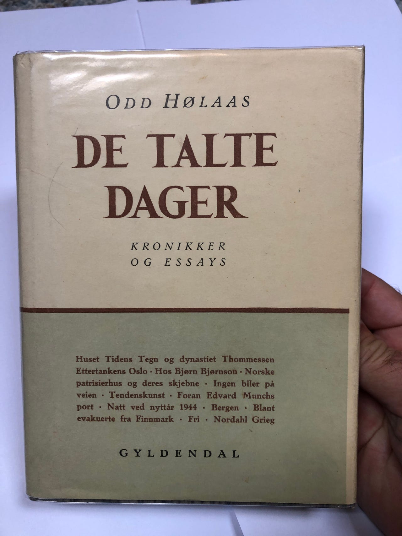 De talte dager : kronikker og essays. Odd Hølaas. Andre verdenskrig ...