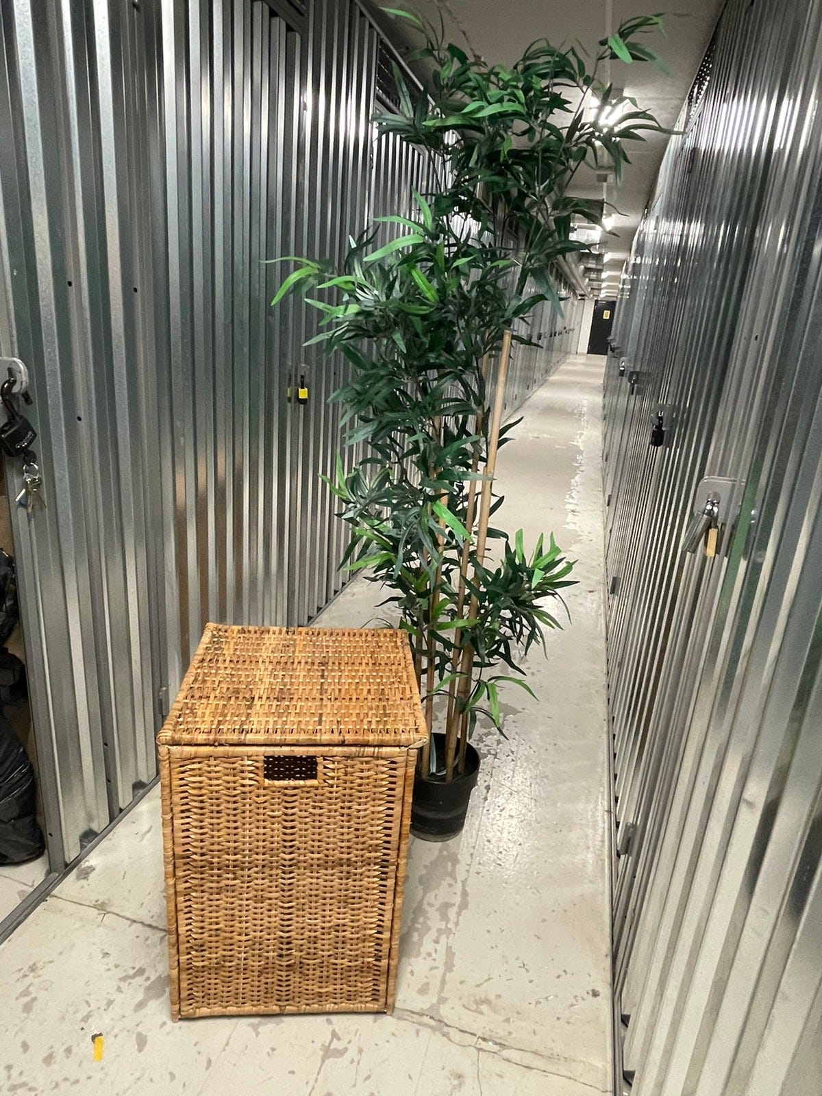 Kurv og falsk blomst fra Ikea | FINN-torget