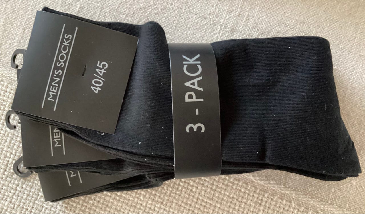 3 pakke med sorte bomull sokker. Str. 40/45. Det er 3 par i en pakke ...