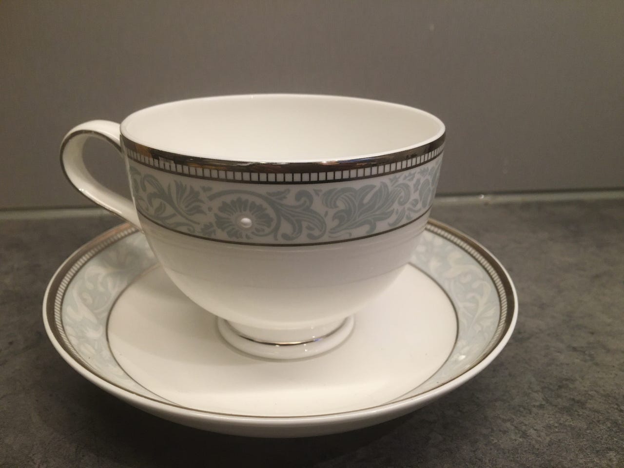 Nydelig blått, sølv og hvitt Porselen servise. Jul | FINN torget