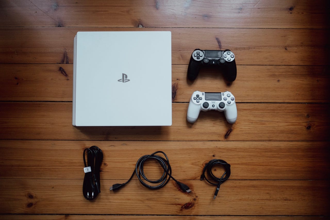 Hvit PS4 pro 1 tb + 2 kontroller, meget god stand! | FINN-torget