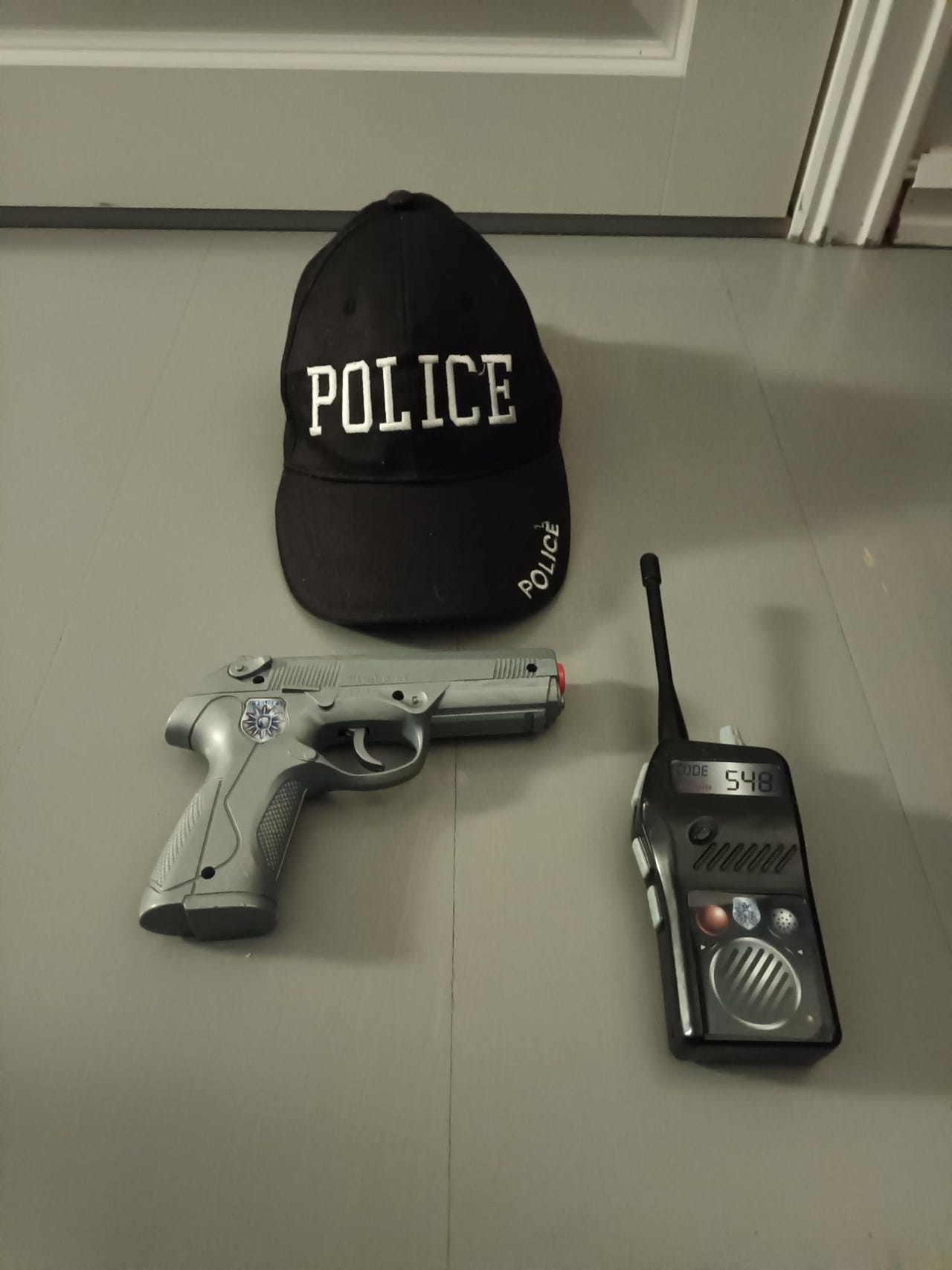 Fake politi utstyr selges. Følges også med håndjern. KOM MED BUD | FINN ...