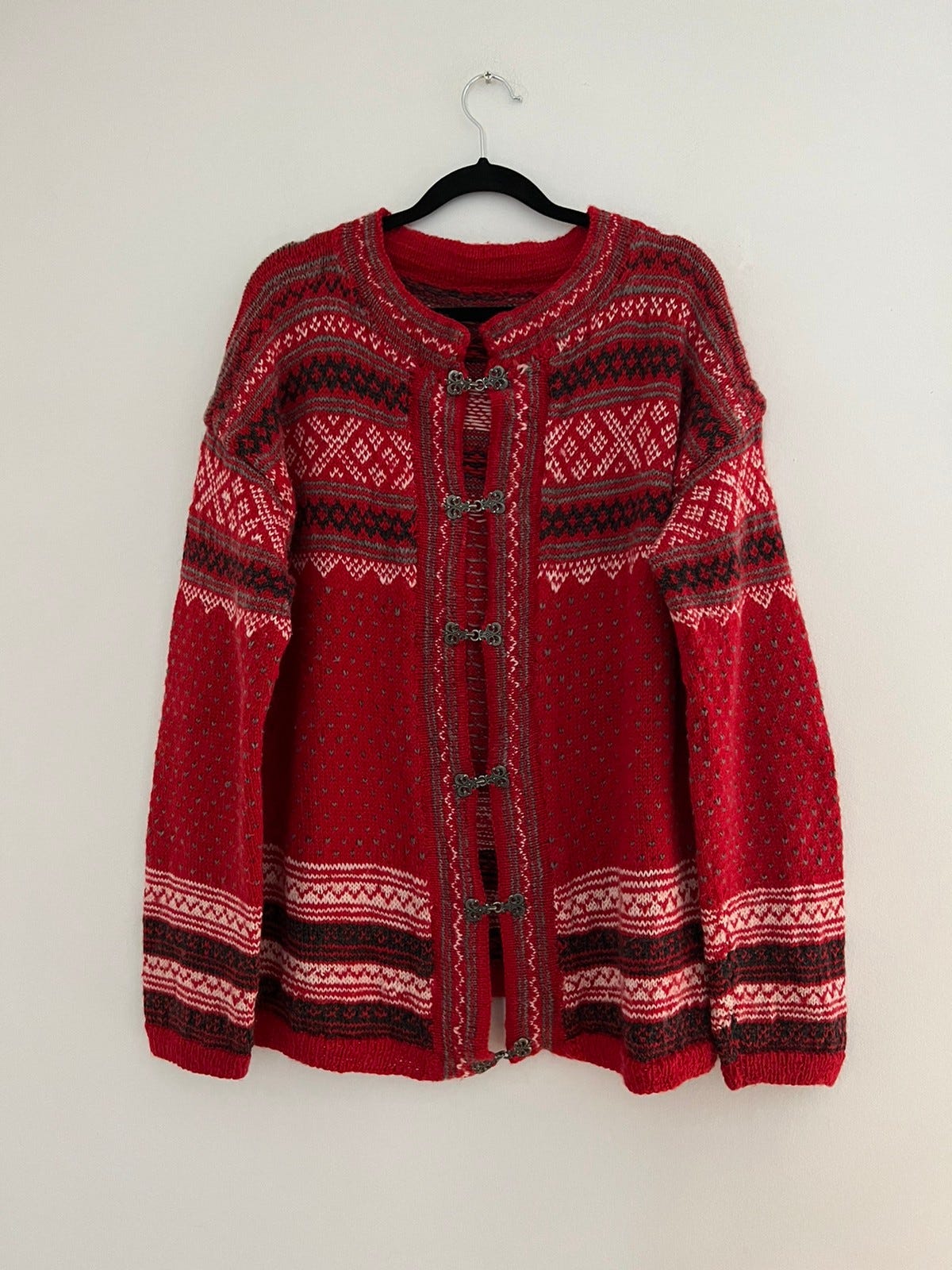 Hjemmestrikket rød setesdal kofte (nedsatt pris) | FINN-torget