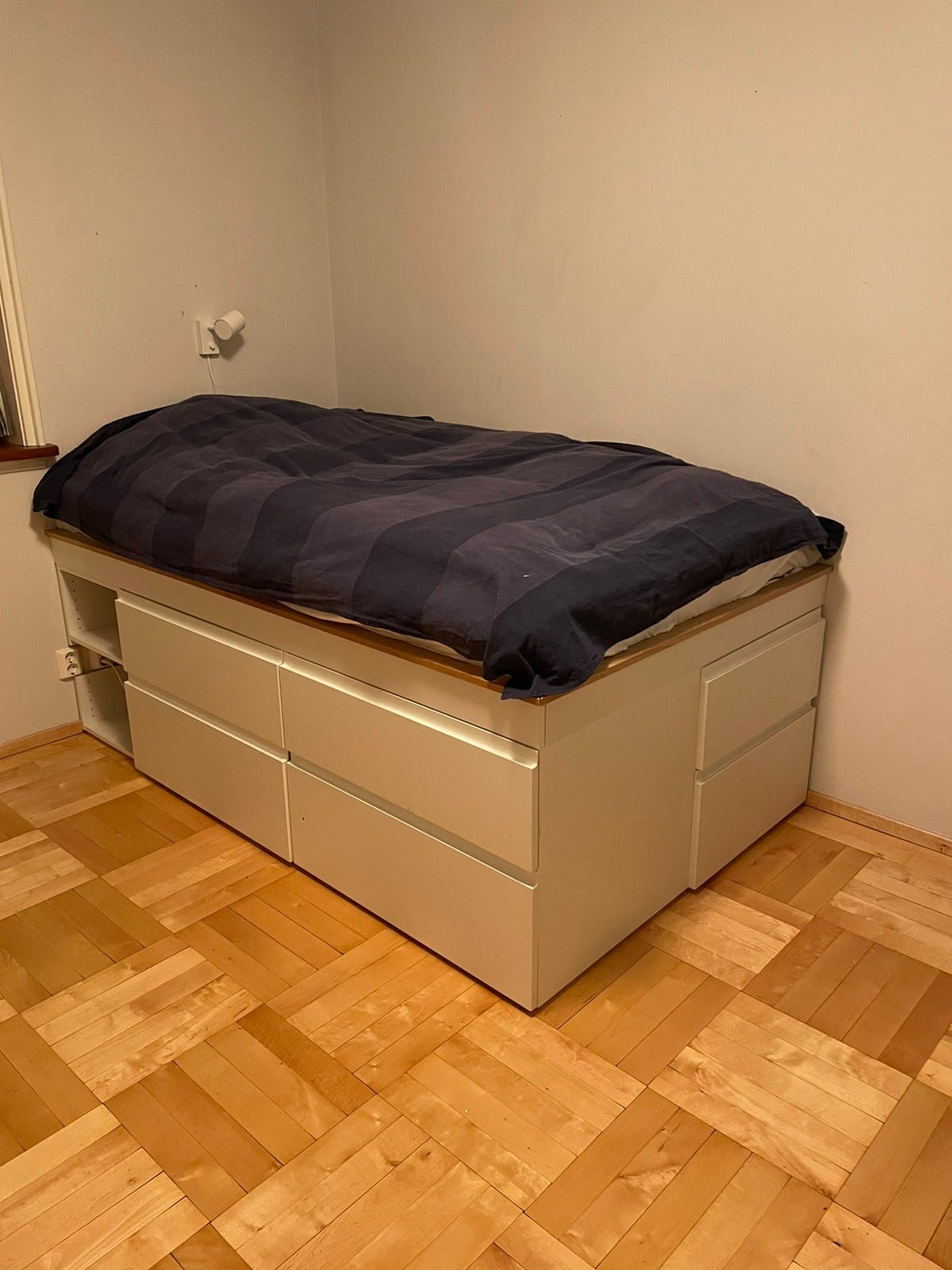 Ny pris: 120x200cm seng med 6 skuffer og tilpasset Jensen madrass ...