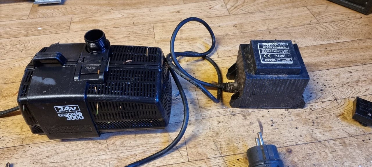 Hozelock Cascade 3000 Fontenepumpe selges. | FINN-torget