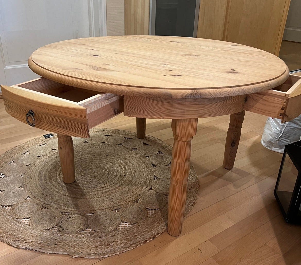 Rundt bord i luta furu med 4 skuffer | FINN-torget