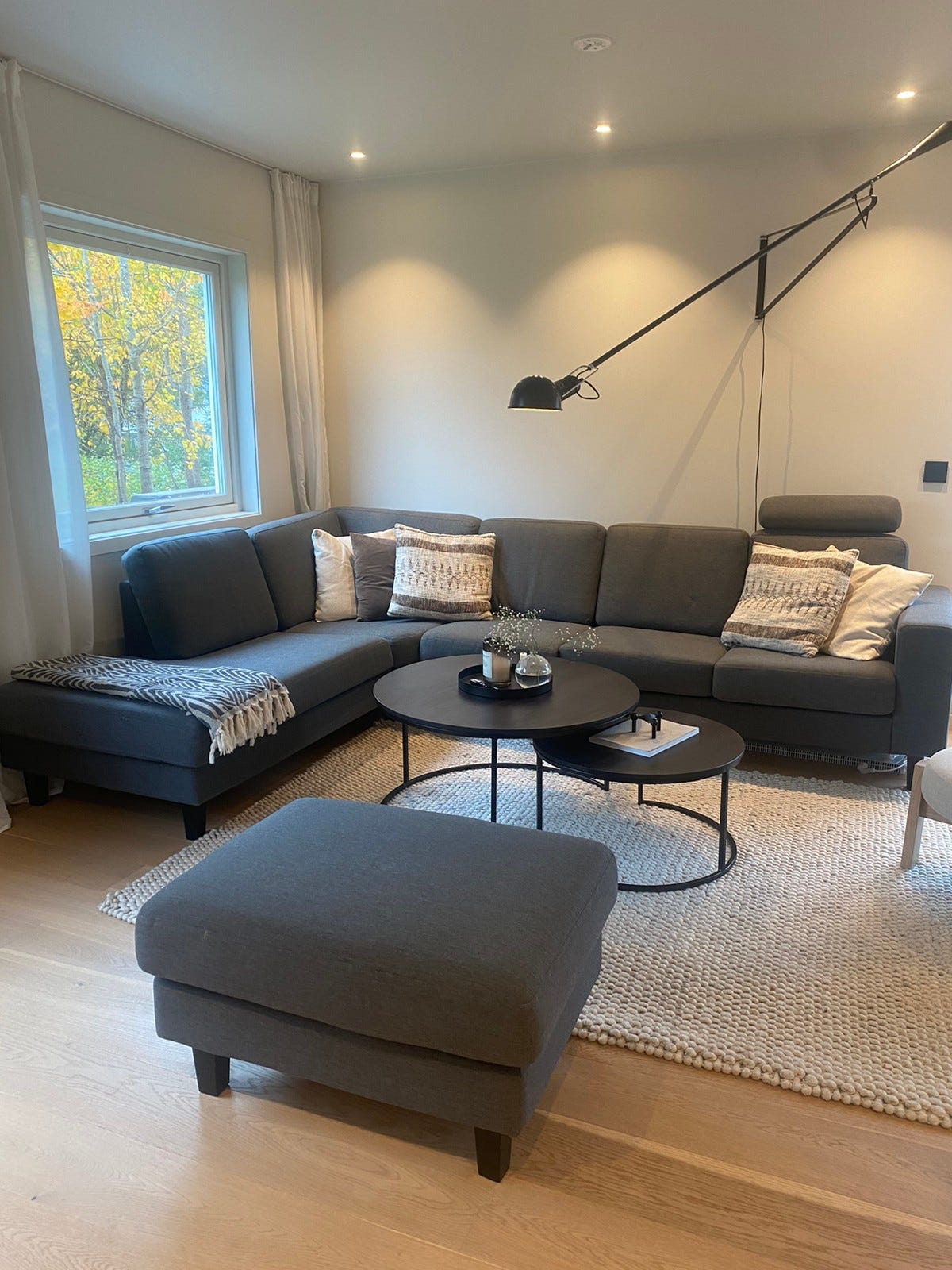 Deilig og stor hjørnesofa selges - mørk grå modulsofa med sittepuff ...