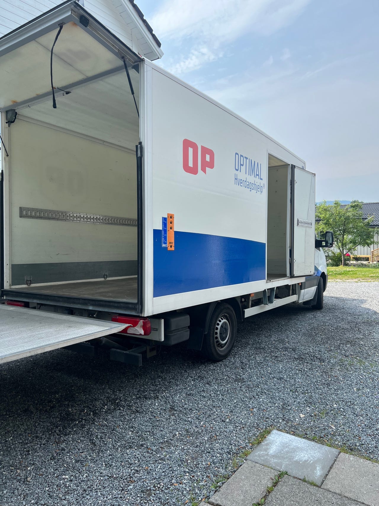 Varebil m løftelem til utleie - vanlig førerkort - Automat | FINN torget