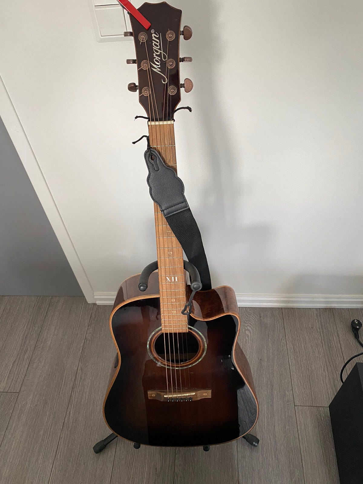 Morgan gitar med stativ og liten forsterker | FINN torget