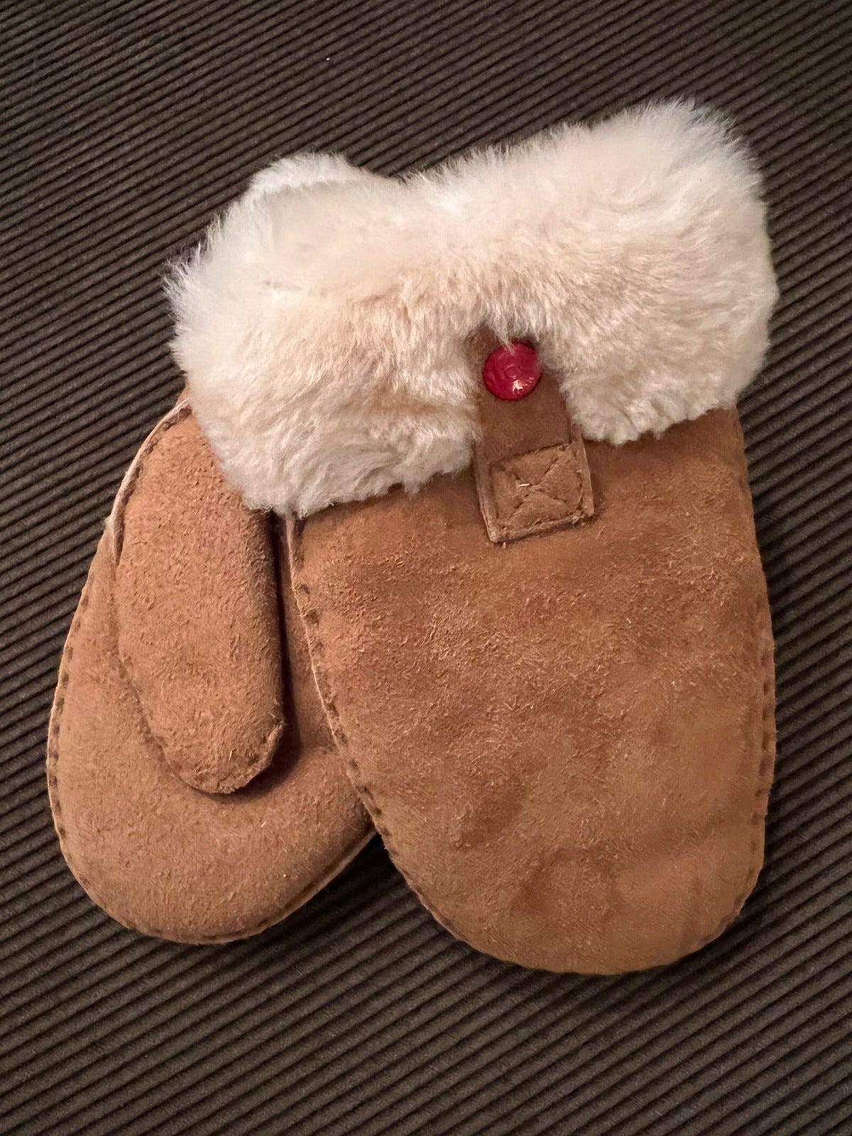 UGG skinnvotter str 4-6, ubrukt! | FINN.no